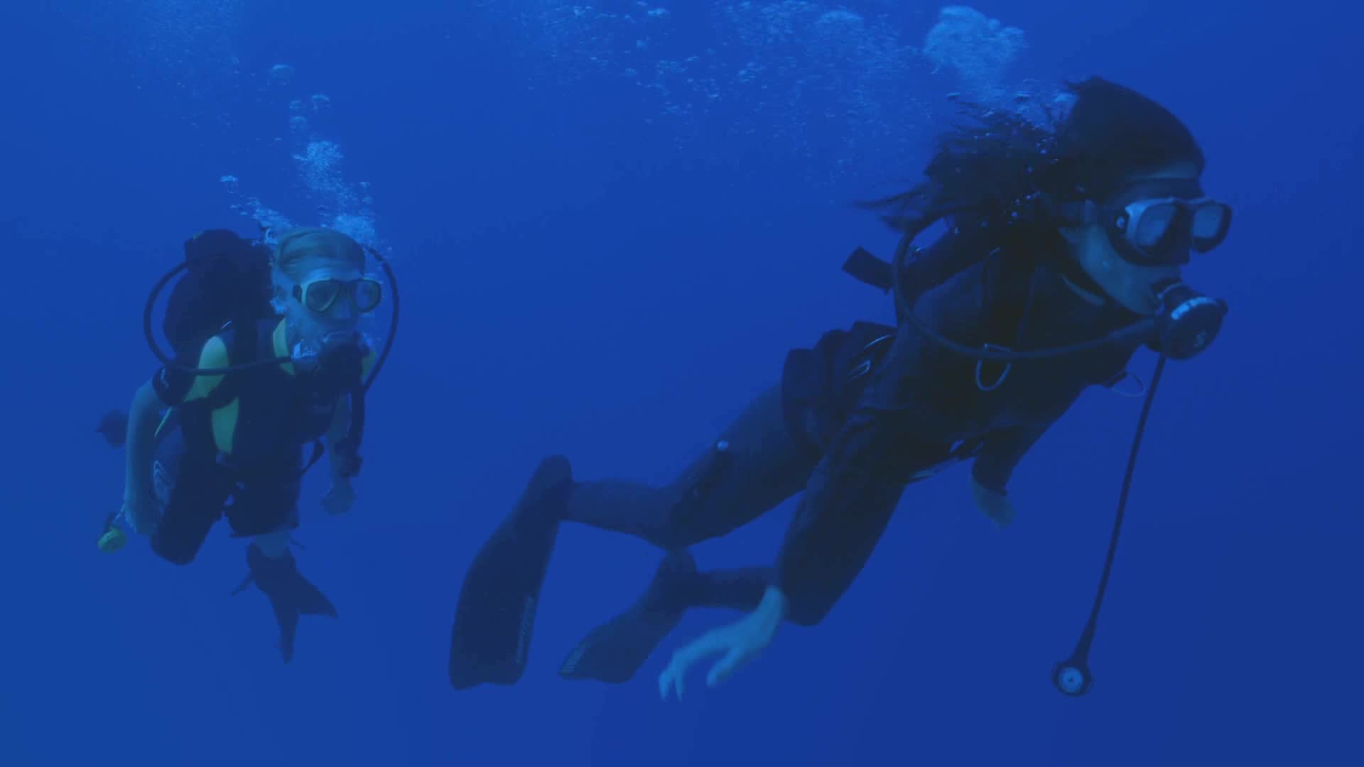 My favorite female scuba fight! - Part 1 - (HD) - Frogwoman Org