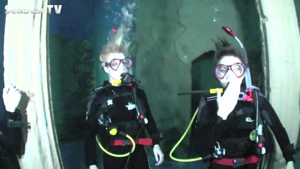 5 scuba girls in a big indoor tank (HD) - Frogwoman Org