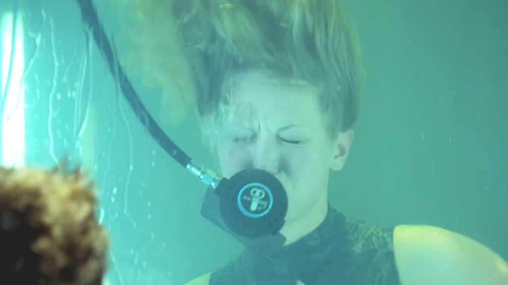 Watertank scuba...woman - Frogwoman Org