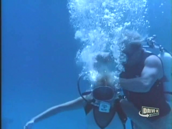 A scuba fight between 4 divers and a hideous attack on a frogwoman ...