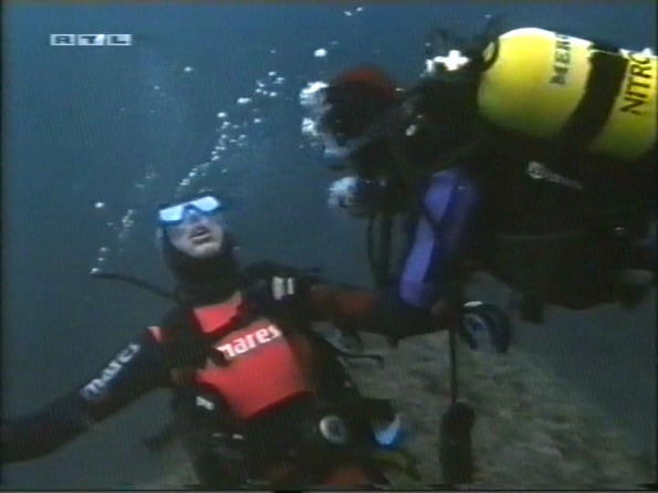 Female scuba diver gets attacked and drowned by evil diver [S.O.S ...