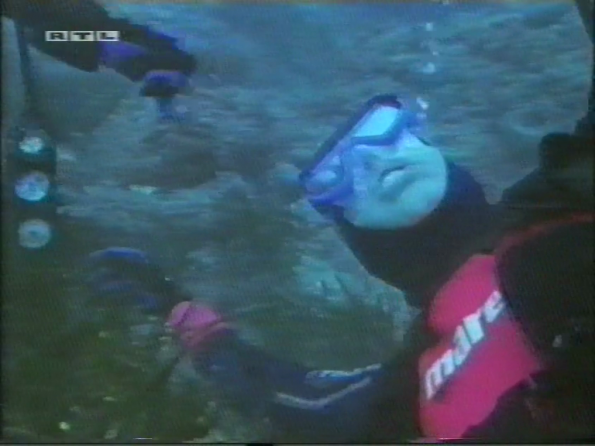 Female scuba diver gets attacked and drowned by evil diver [S.O.S ...