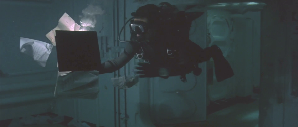 James Bond VS a female scuba diver in a wreck [+ bonus drowning scene ...