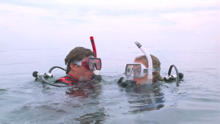 Investigating underwater + drowning battle - [female Baywatch Scuba ...