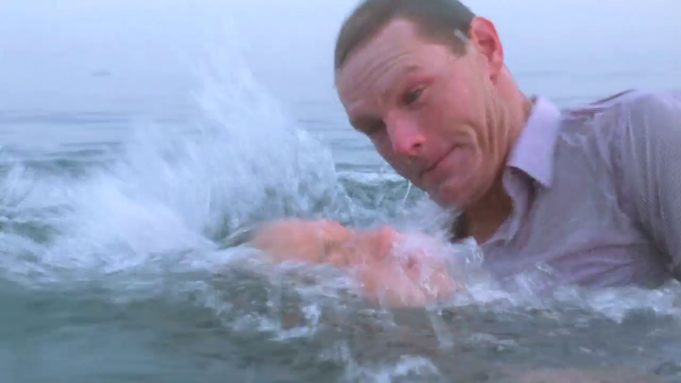 Investigating underwater + drowning battle - [female Baywatch Scuba ...