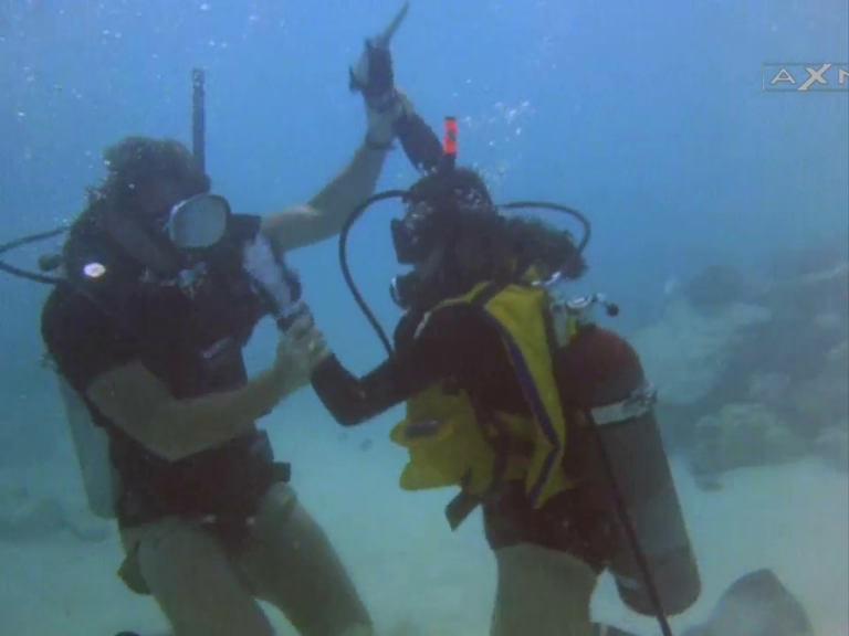 2 frogwomen, a private investigator and a scuba fight! [HD] - Frogwoman Org