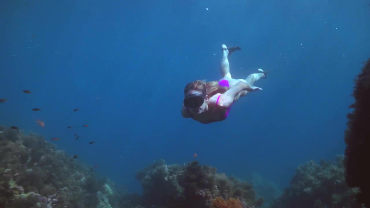 A frogwoman trapped in a cave! [female Baywatch Scuba scenes in HD #17 ...