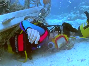 Flipper_S3E15_The female scuba diver in peril - Scene 1.avi-00003 ...