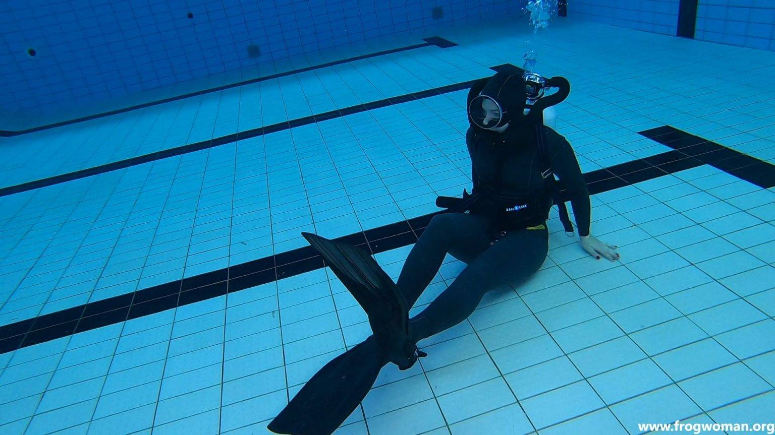 Frogwoman Lucy in “Vintage dive” [14th video of Project F – 2nd video shoot] - Frogwoman Org