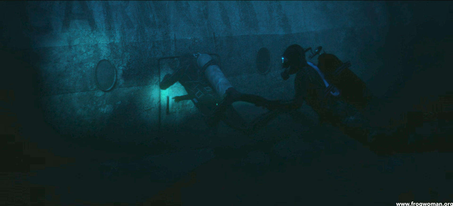 A deadly scuba fight inside a sunken airplane! [Hall of Fame ...