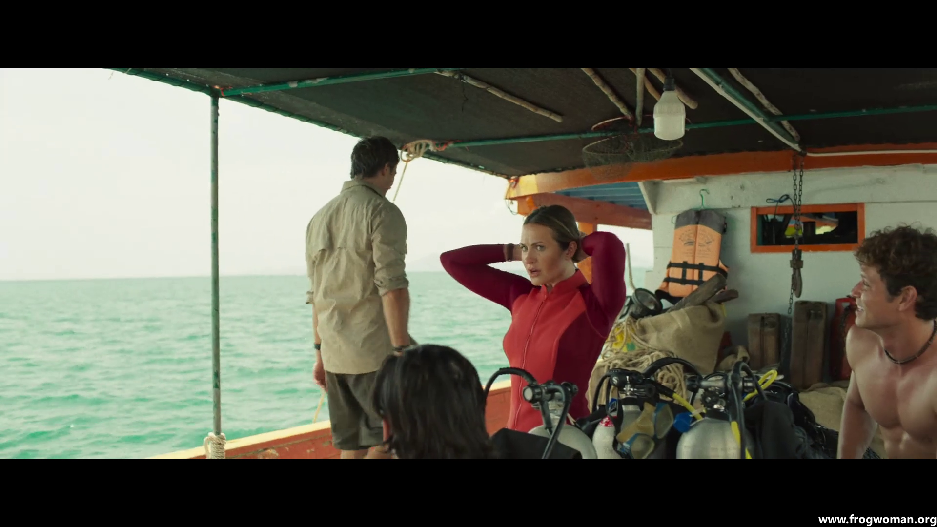 2 female divers, a wreck, a coin, and ... some danger - Scene 1 ...